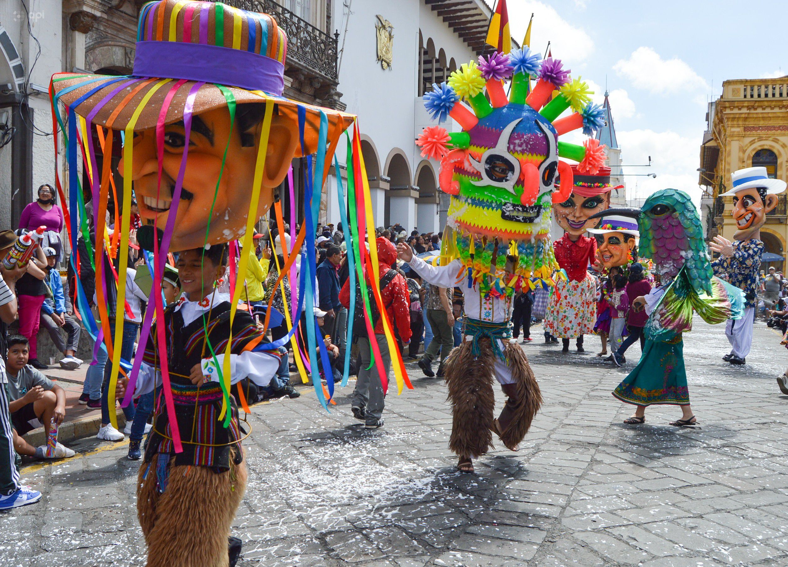 La alegría carnavalera se vivió con danzas y espuma en el centro ...