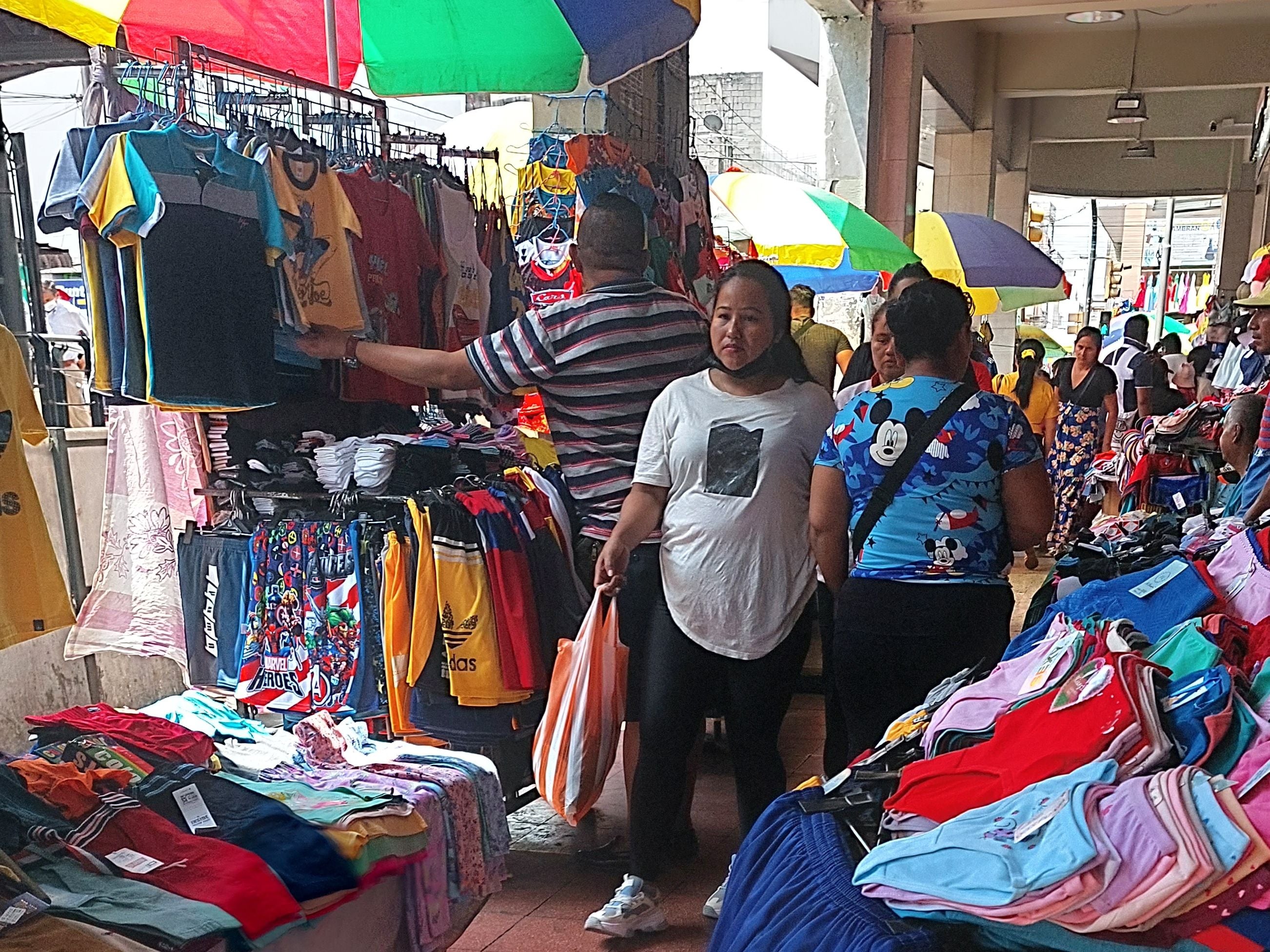 Ropa desde un dólar se ofrece en aceras de calles aledañas al Mercado ...