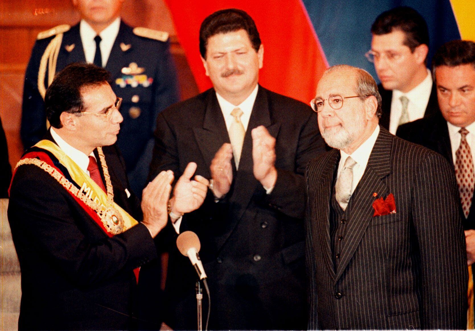 ¿Bajo qué figuras salieron del poder los expresidentes Abdalá Bucaram ...