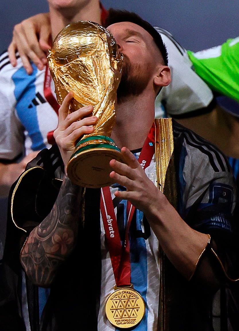 Messi besando la Copa del Mundo | Fútbol | Deportes | El Universo Messi besando la Copa del Mundo | Fútbol | Deportes | El Universo