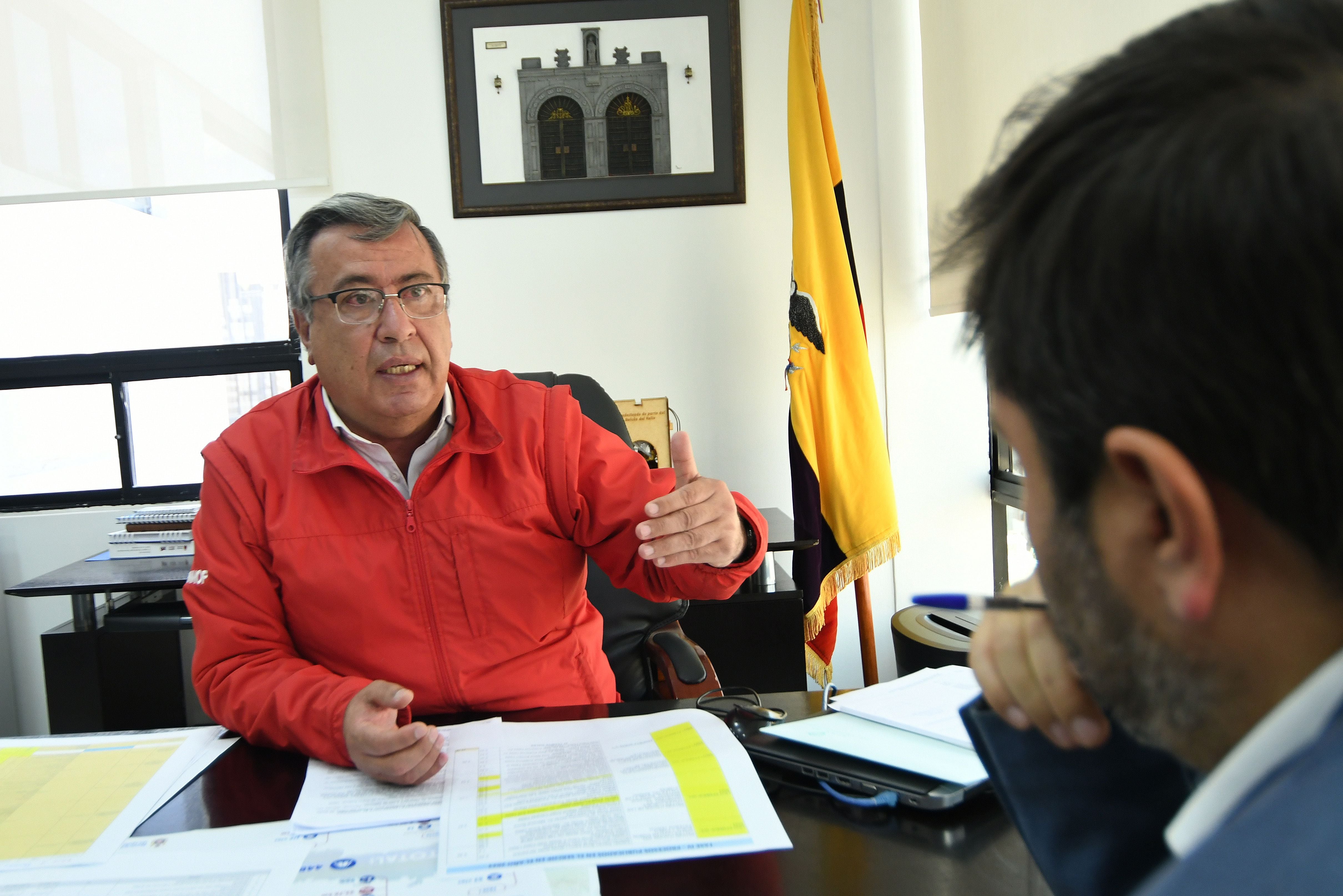 Los contratos para asfaltar Quito cumplen con la ley, afirma Jorge ...