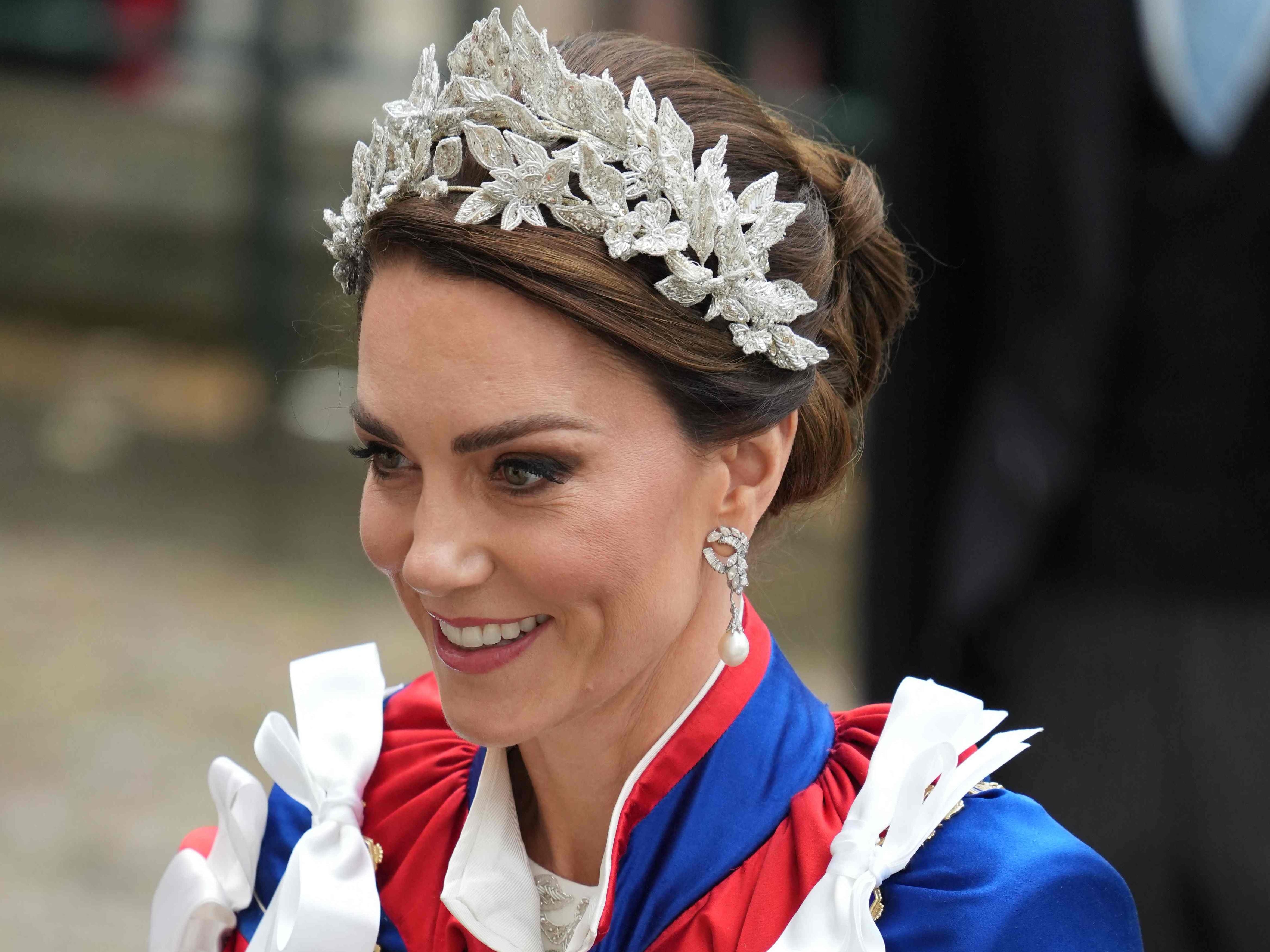 Qué es la Real Orden Victoriana, de donde provino el manto que usó Kate ...