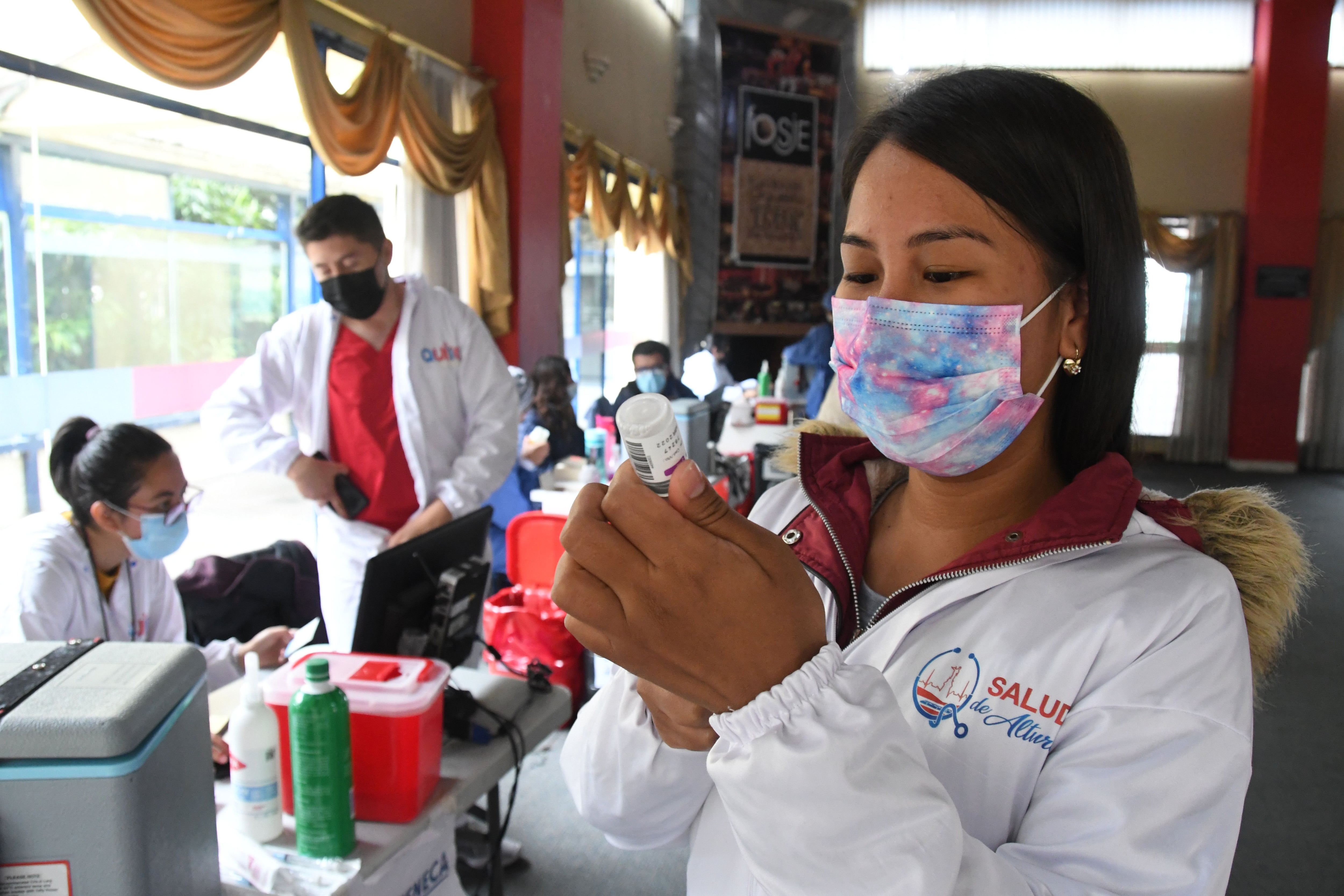 Comité asesor da paso a vacunas bivalentes contra el COVID-19, que para ...