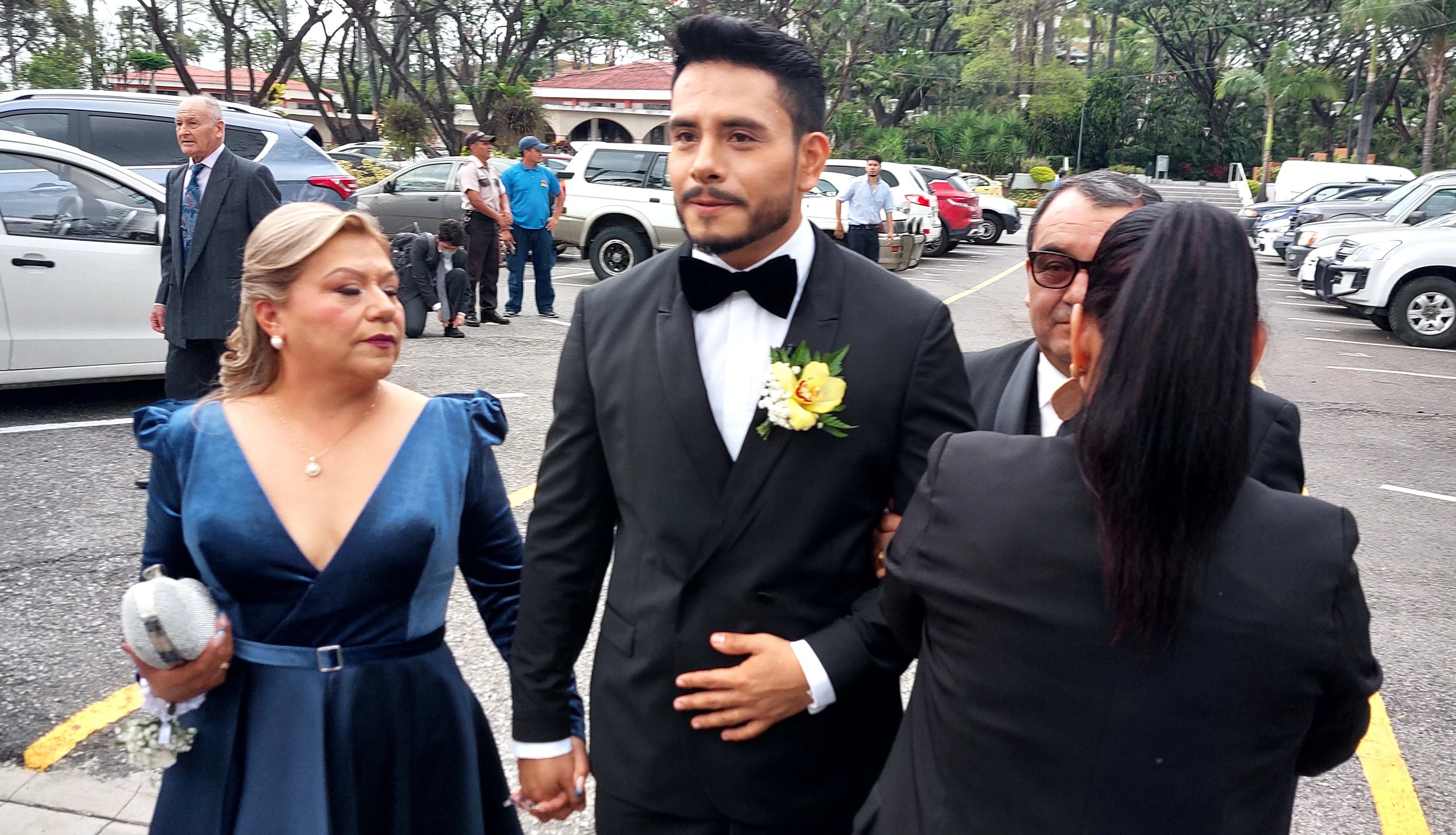 Dayanara y Jonathan Estrada se dan el sí en el altar: Mire las primeras imágenes de su boda ...