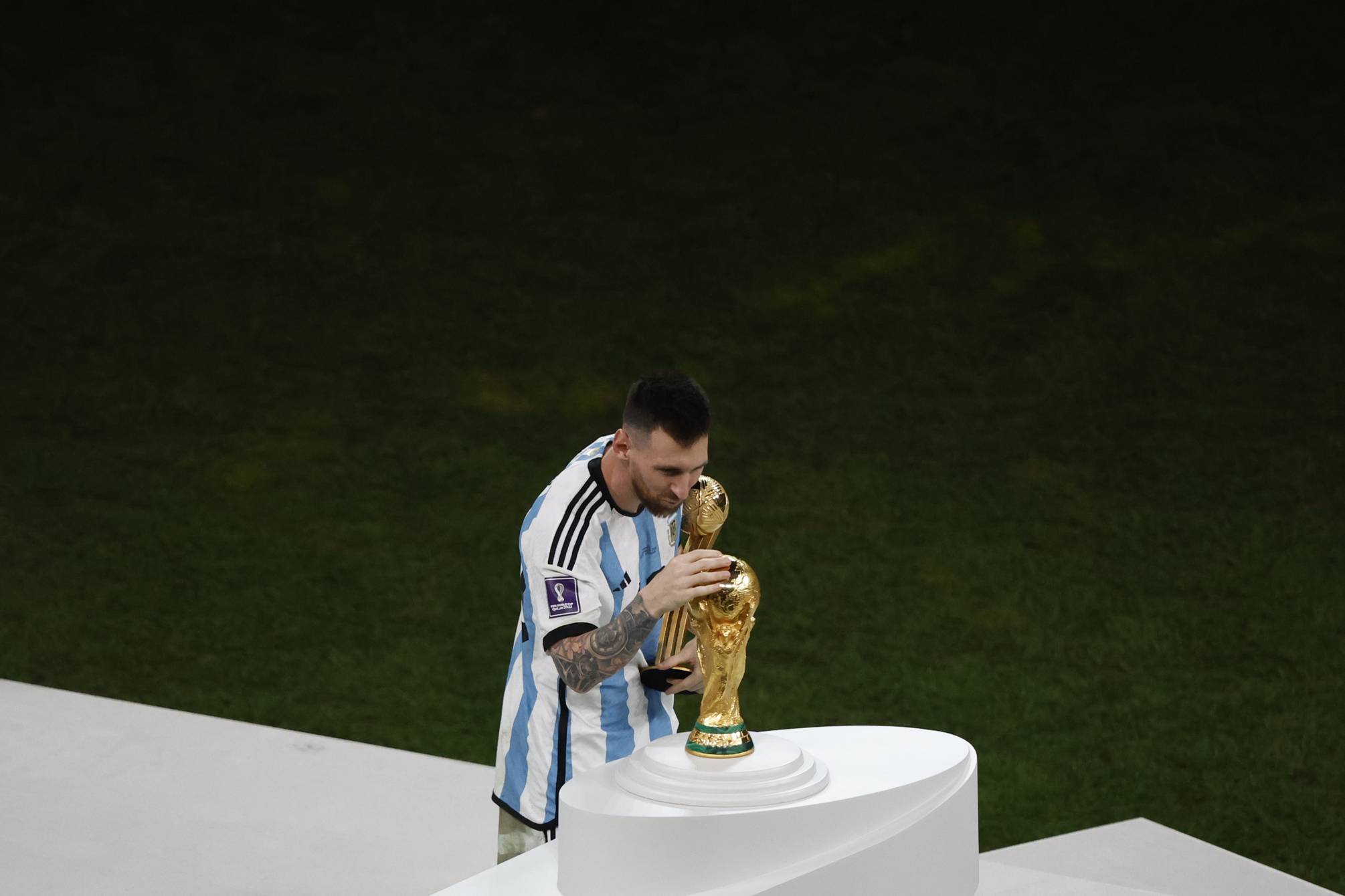 Messi besando la Copa del Mundo | Fútbol | Deportes | El Universo