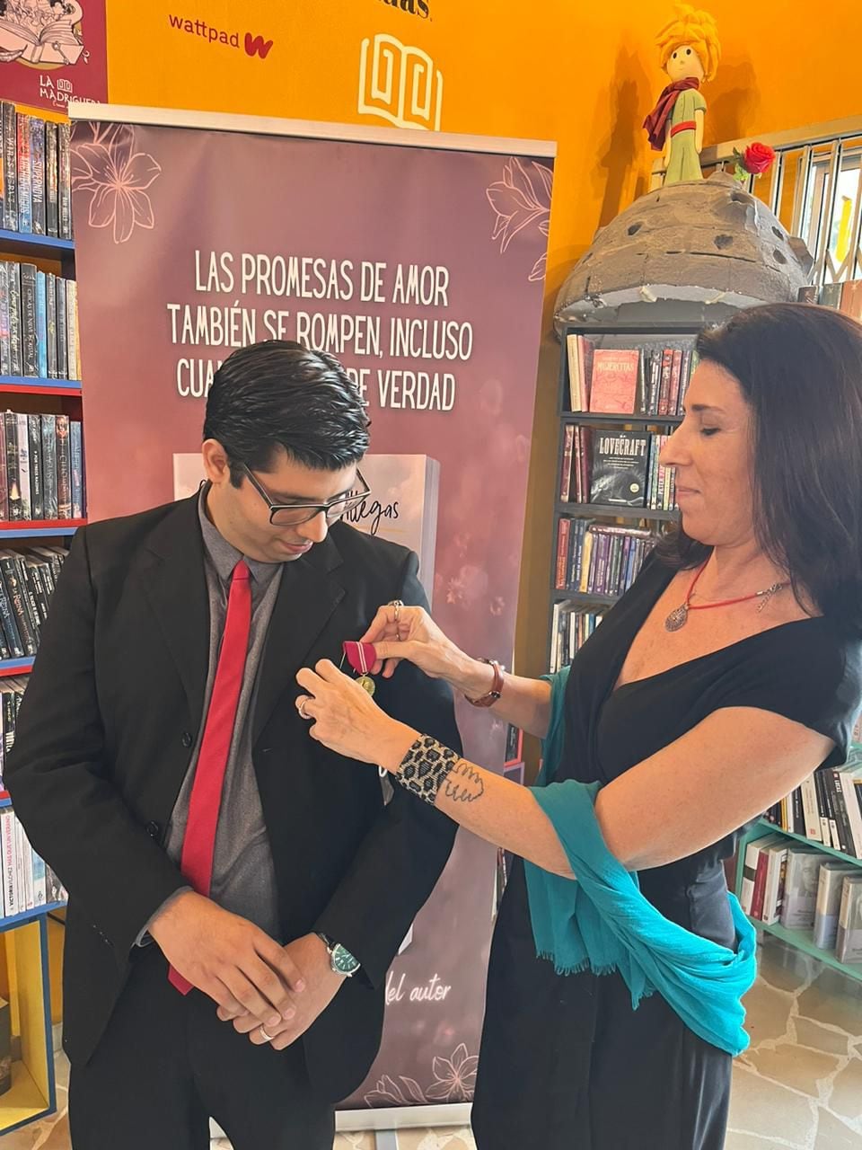 Autor ecuatoriano, Gastón Calderón, recibe medalla de oro de ...