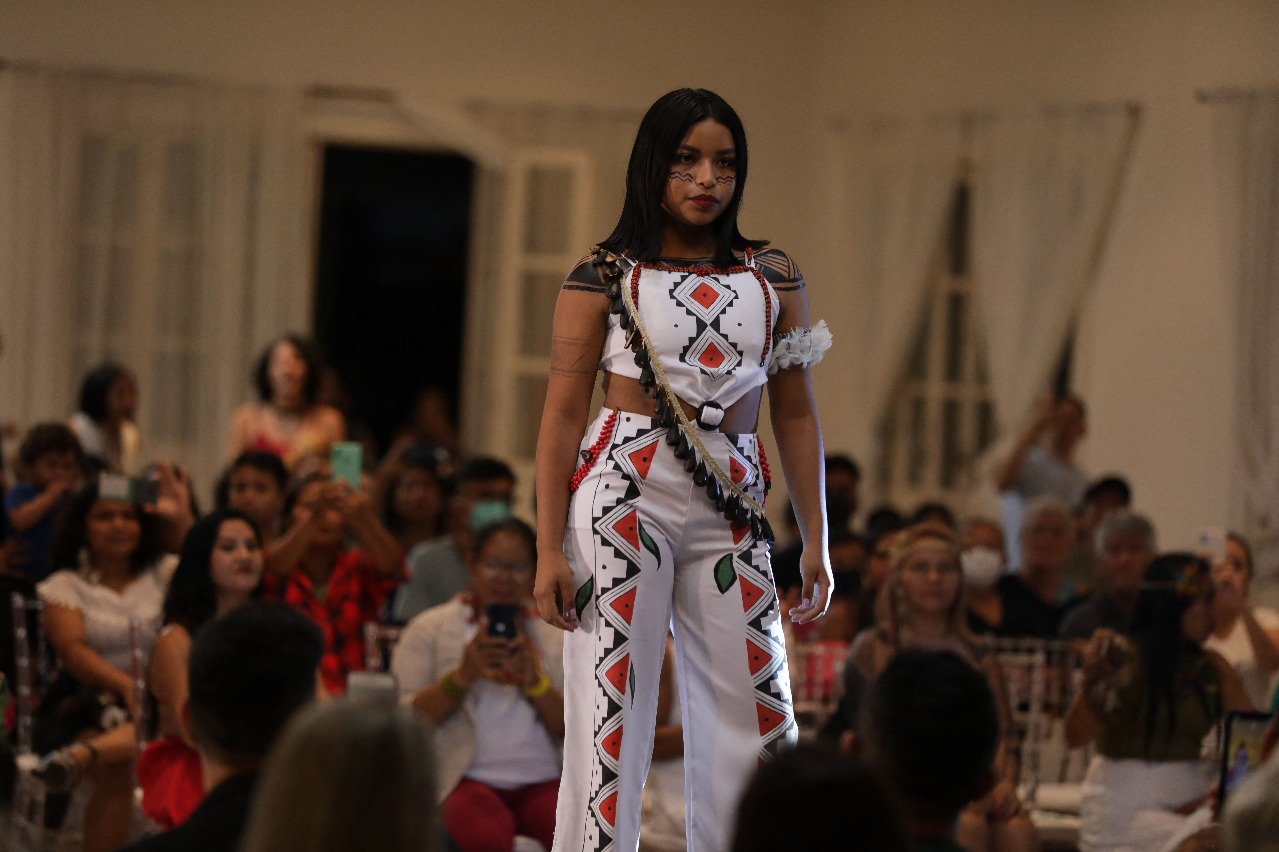 Brasil tiene su primer desfile de moda indígena, como una forma de ...