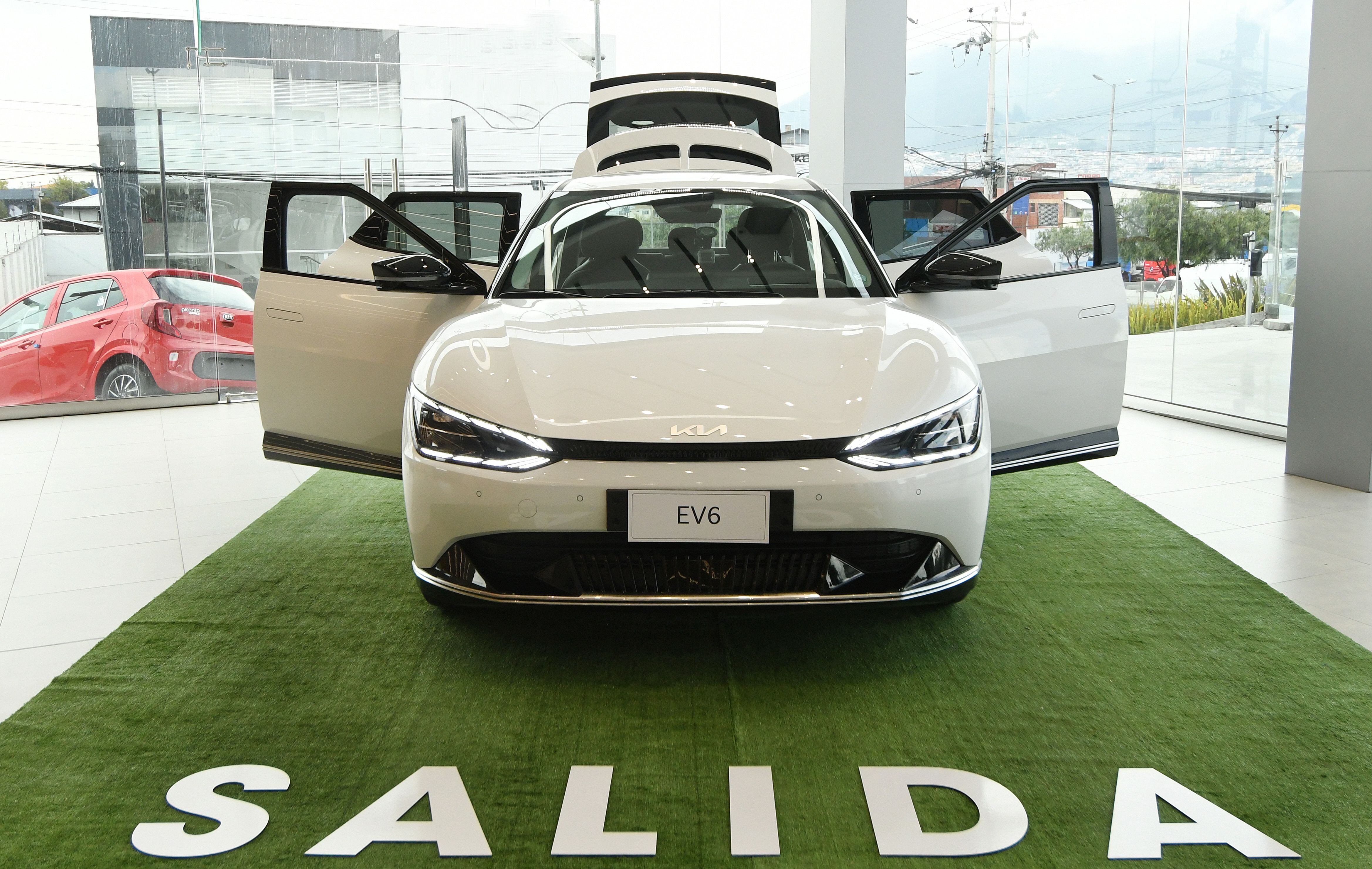 EV6, el vehículo 100 % eléctrico de Kia, completó su primer viaje en la ...