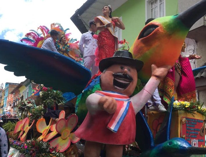 Carnaval de Guaranda: 60 comparsas deleitaron a 150.000 personas que ...