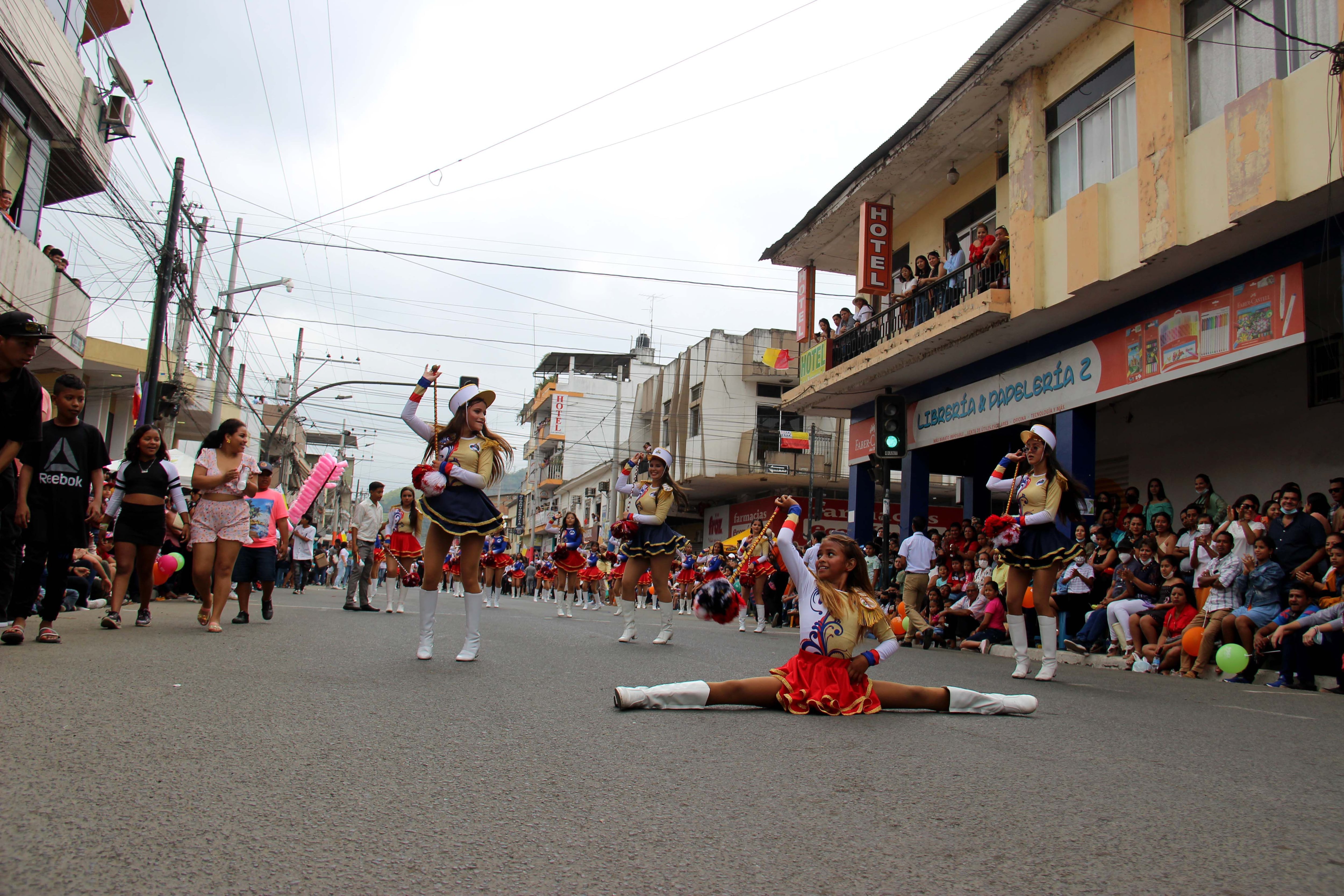 Música y piruetas en las calles de Chone por los 128 años de ...